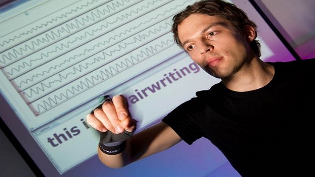 Escribe en el aire con el guante Airwriting