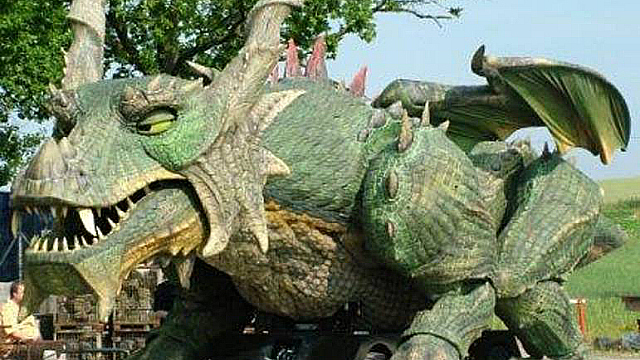 Un dragón robótico gigante que escupe fuego