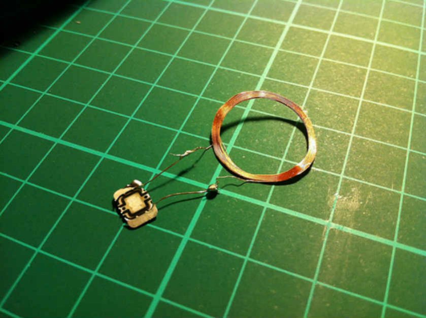 Una tarjeta RFID en un anillo