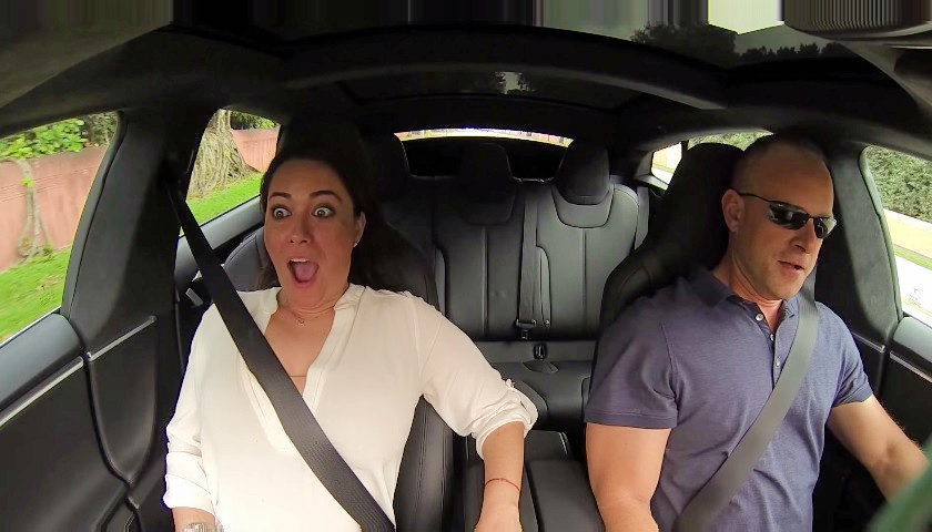 Así reaccionan las personas en un Tesla en modo “demente”
