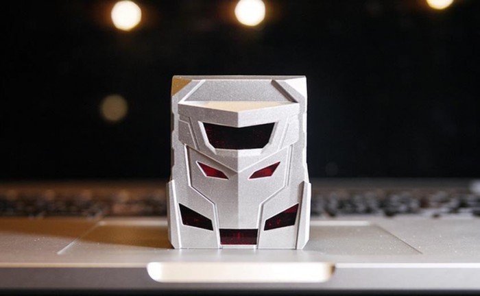 ODiN, un mouse láser con forma de Decepticon