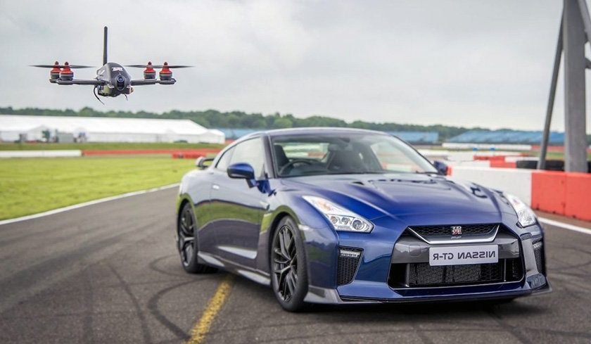 Compiten en pista el nuevo Nissan GT-R 2017 y un GT-R dron