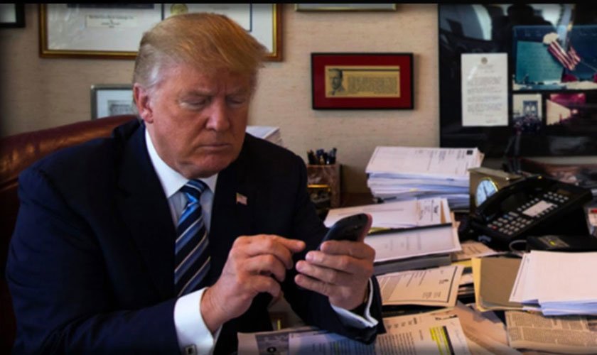 Donald Trump continúa utilizando su viejo smartphone Android