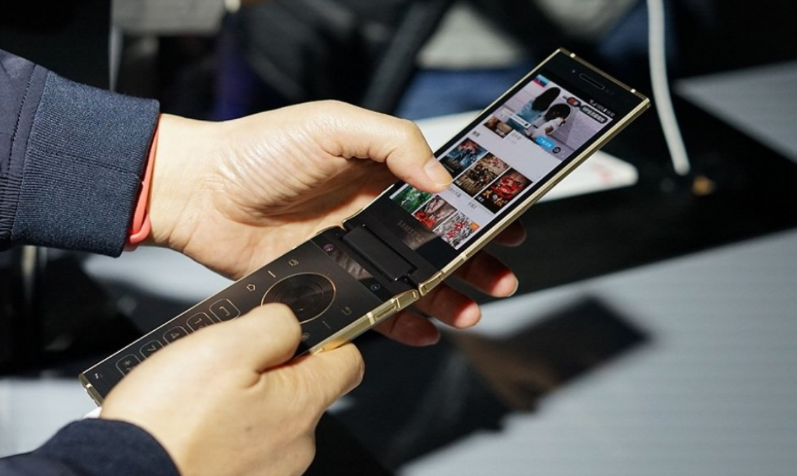 Este teléfono de “tapita” es tan poderoso como un Galaxy Note 8