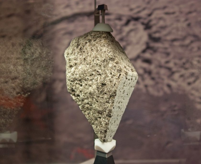 unocero - La NASA anuncia que comprará a particulares rocas lunares